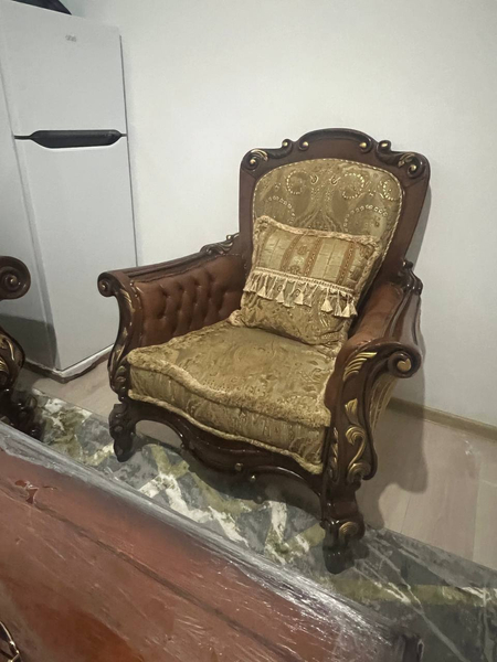 продам РОСКОШНЫЙ Диван два кресло + журнальный стол из чистого дерева