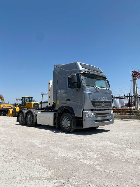Тягач Sinotruk Howo-T7H 6x4 CNG серый 2023г