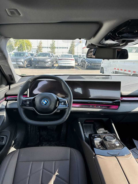BMW i5 eDrive 35L 2024 sotuvda tayyor kredit ham mavjud shot spravka