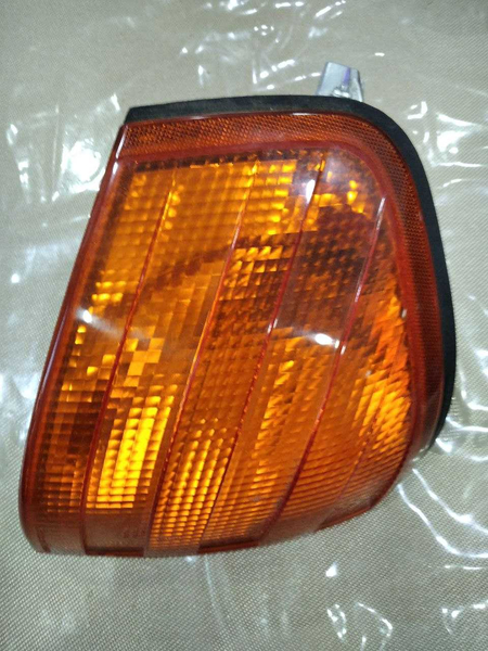 Продается поворотник на Mercedes W202