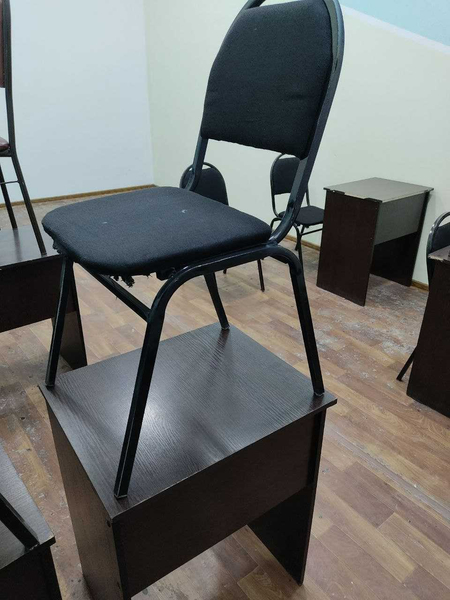 Parta va stul sotiladi