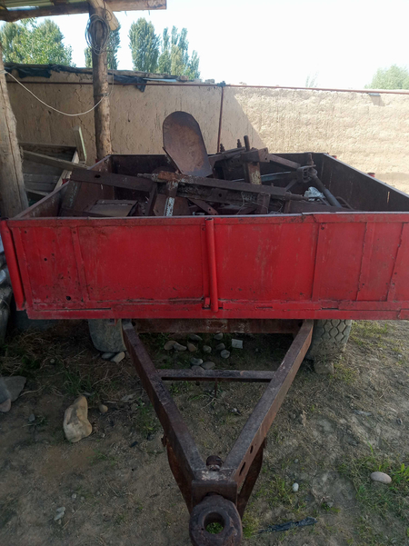 T 25 traktor tirkama, plug va zapchastlari bilan sotiladi.