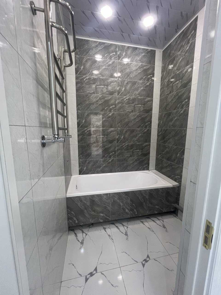 метро БИЙ (М.Горький) 3/1/5, кирпич, евроремонт, 70 м², новая