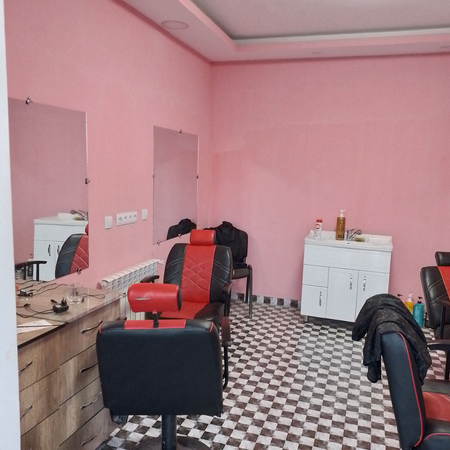 Salon sotiladi 20000$ Guliston shahar 4 mk.26dom