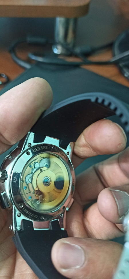 Ulyes Nardin Automatic mexanika soati qol harakati bilan ishliydi. Hol