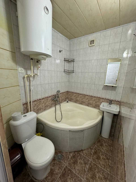Срочно продаётся 2х комнатная квартира Азиз базар 2- этаж