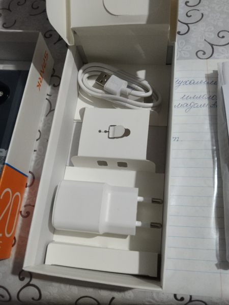 Продам телефон Tecno SPARK 20c 8/128