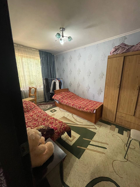 Чиланзар 8 квартал  2/4/4. Продаётся квартира