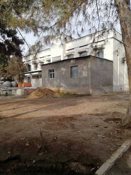 Янгиюль.От Ташкента 28км.Продам 3 уровневое здание на 80 сотках.