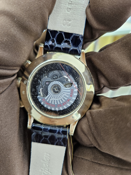 Продам золотые часы Omega унисекс модель.