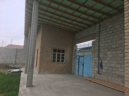 Yarim tayyor uchastka hovli sotiladi