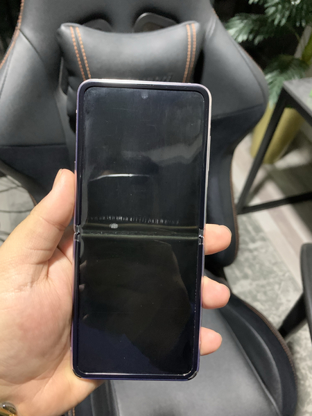 Samsung Z Flip 2 aybi rasmda sastayana ideal