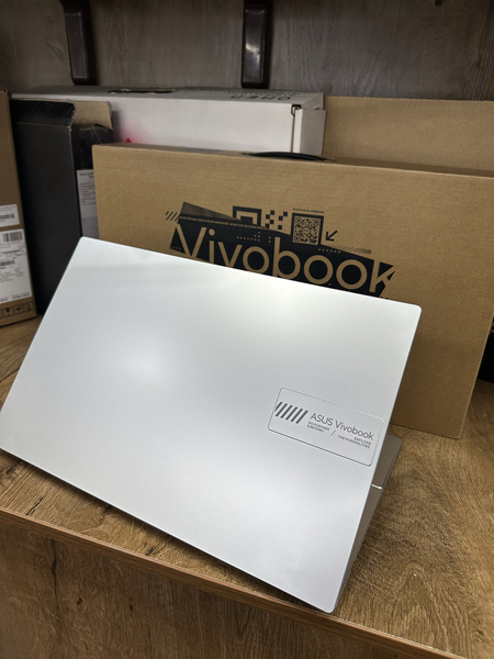 Новый asus vivobook E1504F Razen 5-7520 озу 16 гб хард ssd 512
