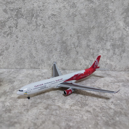 Самолёт модель: Airbus A330-300 Qatar airways ( HERPA оригинал) 1/500
