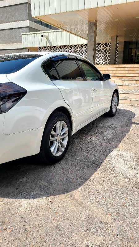 Nissan altima sotiladi