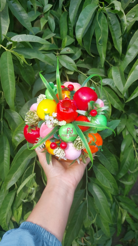Композиция из искусственных фруктов