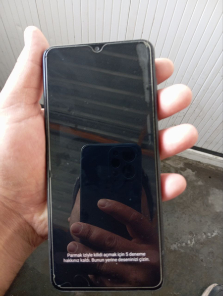 Samsung galaxi a12 4/64 xolati alo faqat uzim ishlatganman aybi yuq