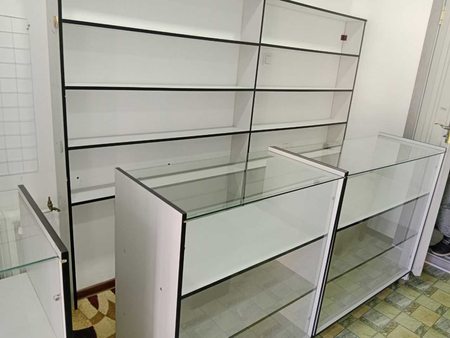 Продаются полки и витрины для магазина.