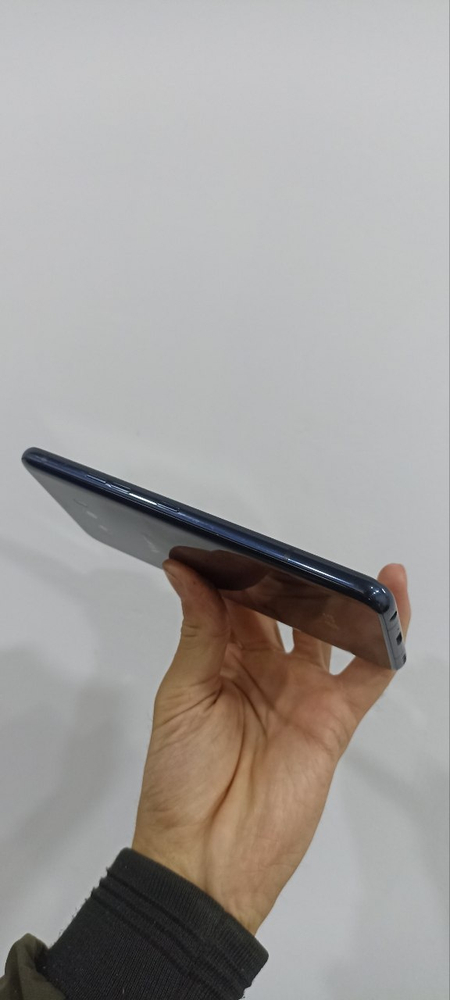 LG V50S 8/256 ekrani ozgina qirilgan stikloda blinmidi