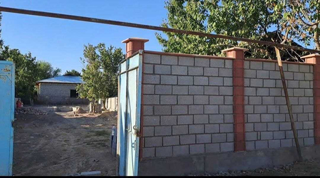 Чирчик азадбашда 5.6 сотка атрофи полный уралган, фундамент лойиха бор