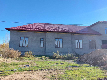 Янги курилиши тугалланмаган ховли сотилади