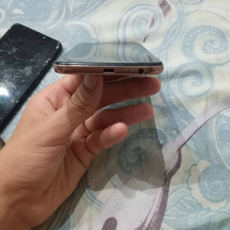 Samsung j4+sotiladi