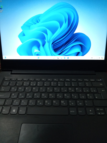 Lenovo v14 noutbuk