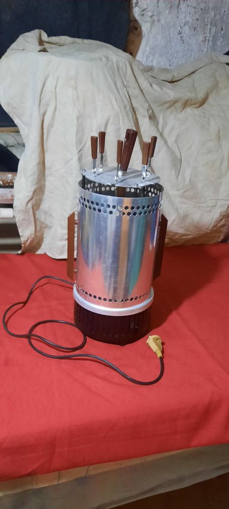 Продаётся электрошашличница Таврия.