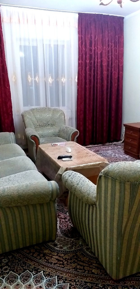 Қўйлиқда хозяйкали, 2 хонали уйнинг битта хонасини бераман.