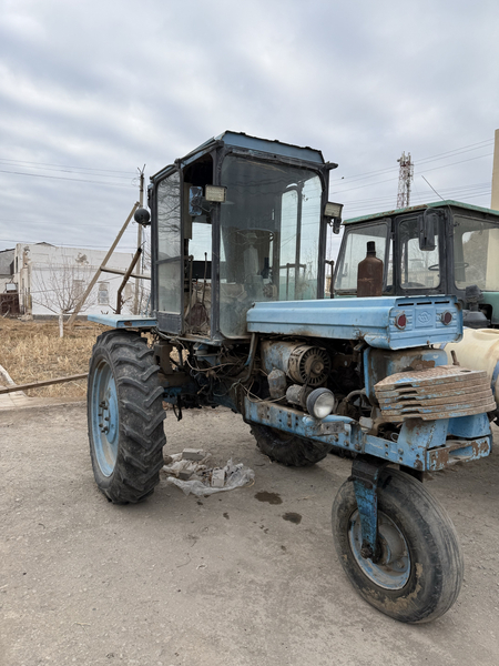 Traktor sotiladi