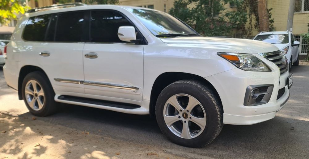 Lexus LX 570 . Белый на чёрном салоне.