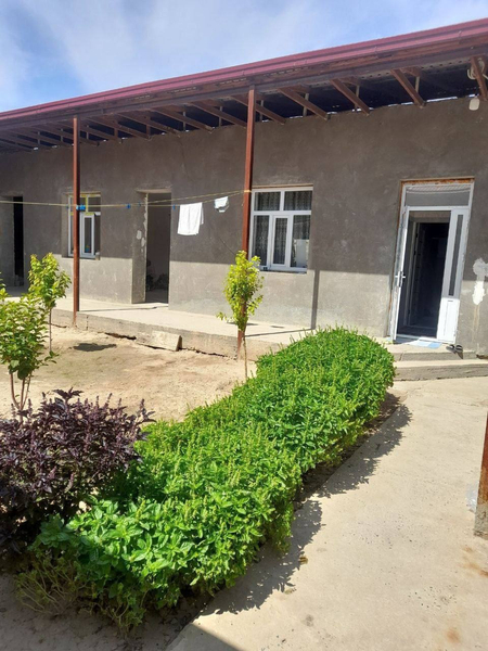 Srochna sotiladi Narbek  Kat itfoq maxala yaxshi 3.5 sotix beshta xona