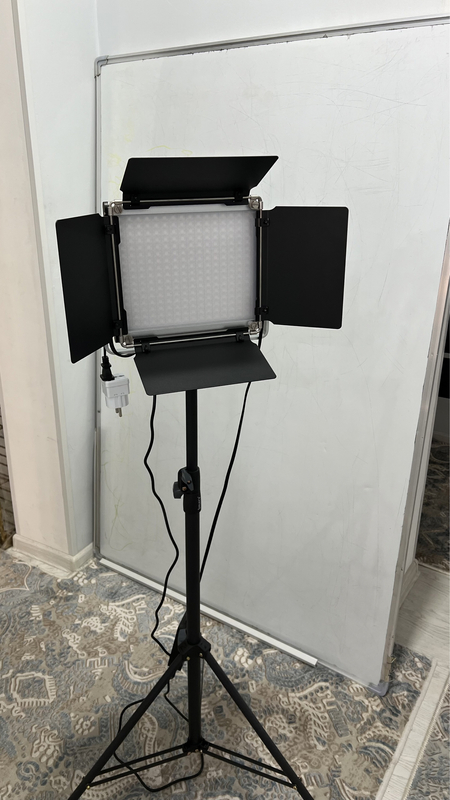 NEEWER LED 660 PRO RGB panel + shtativ
