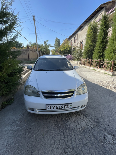 Lacetti 1.8 sotiladi
