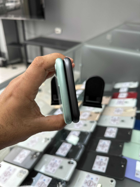 Продам iPhone 11 64 GB в отличном состоянии