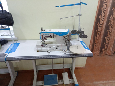 Tikuv mashinasi sotiladi narxi kelishiladi xolati yangi