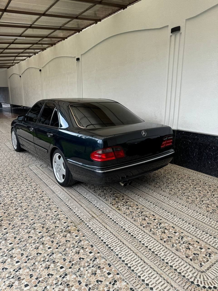 Mercdenz-Benz 210