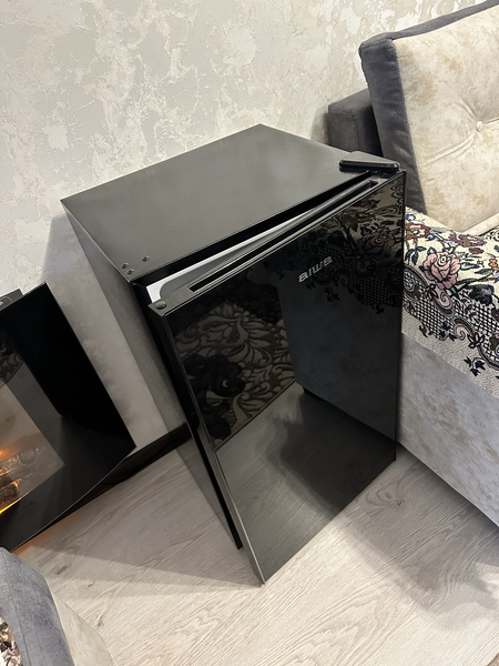 Продается мини холодильник aiwa