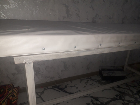 Bemor uchun qulay tekis yotoq bel singanlar uchun mos yotoq