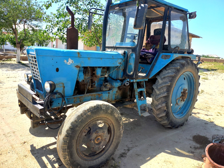 Traktor sotiladi