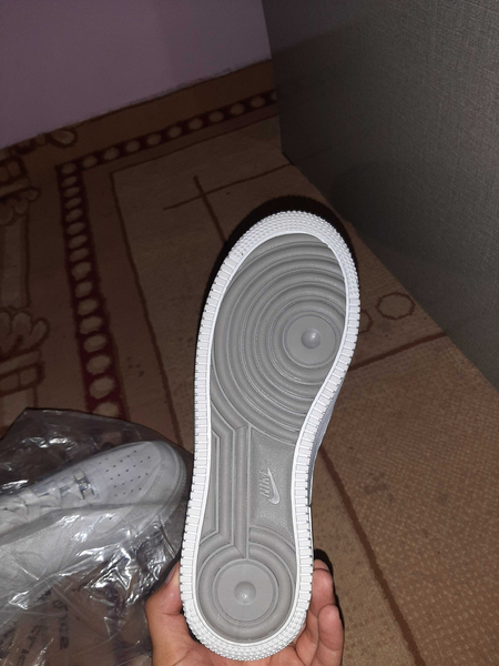 Nike Krossovka sotiladi, xitoydan zakaz kegan