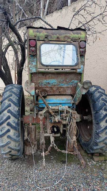 Traktor sotiladi