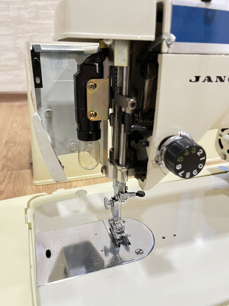 Продаётся новая немецкая токавая швейная машина фирмы «Janome»