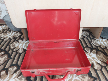 Продаётся ящик металлический для инструментов.  Размеры 45×25×9 см.