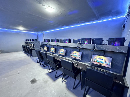 Game club 30ta kompyuter sotiladi stol stullari bilan