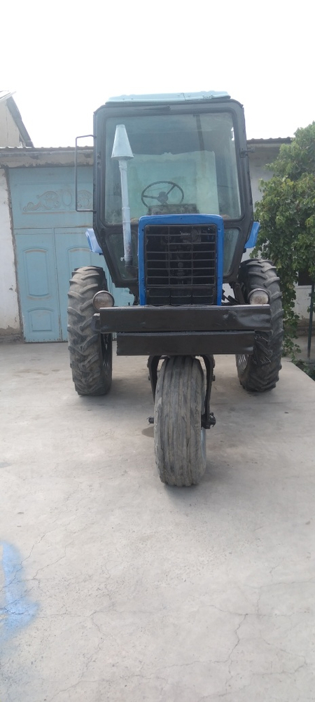 MTZ 80  ishchi holatda turibdi