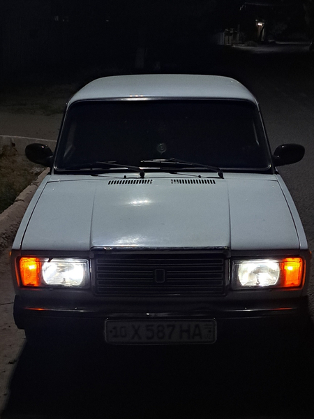 Lada 2107 sotiladi