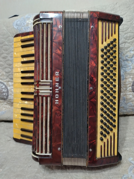 Продам аккордеон Hohner