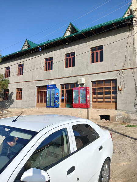 Uzumzor mahallada joylashgan