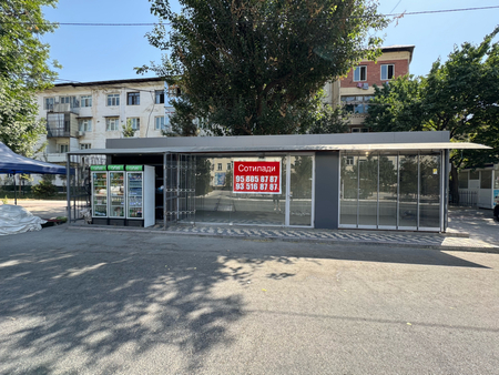 SROCHNO Kantener Magazin Soriladi chorraha yo'l yuzida